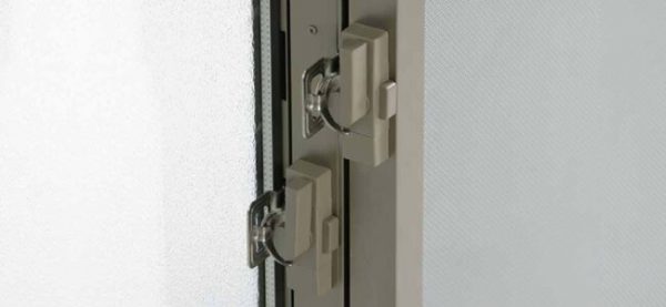 窓が開いてても防犯鍵付きステンレス網戸「solid Flow」 Class1 Architect 9543