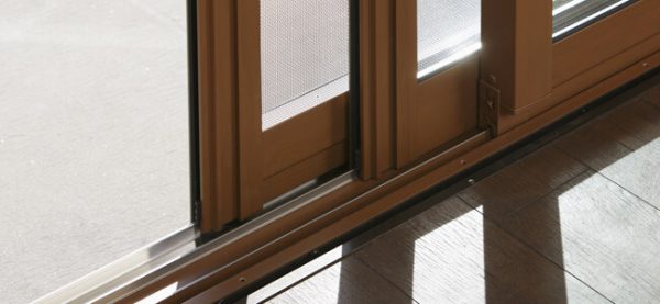 窓が開いてても防犯鍵付きステンレス網戸「solid Flow」 Class1 Architect 0365